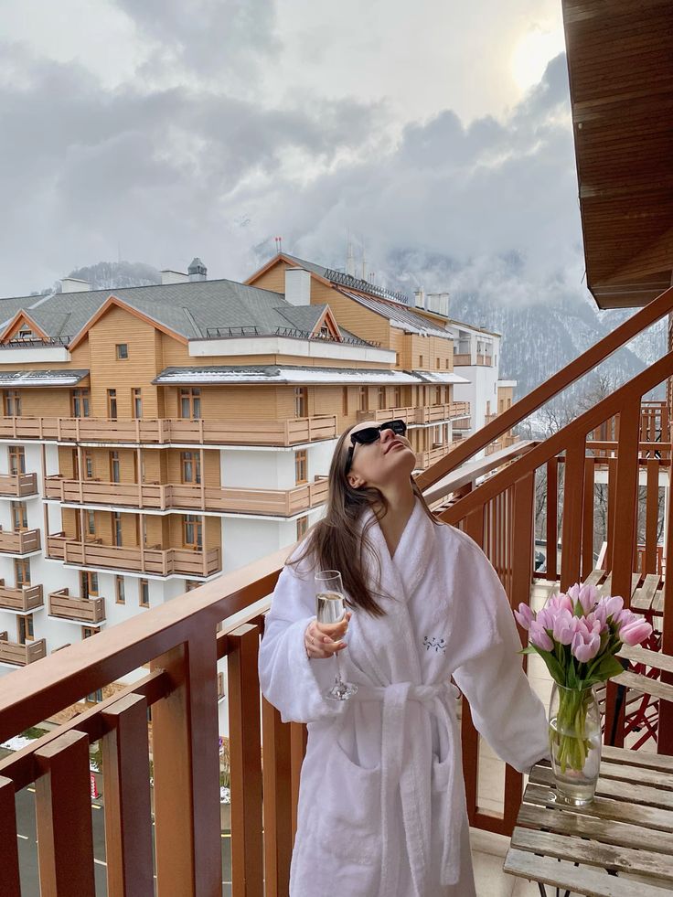 Mirror selfie slideshow prompt for a stylish young woman | BananaPrompts